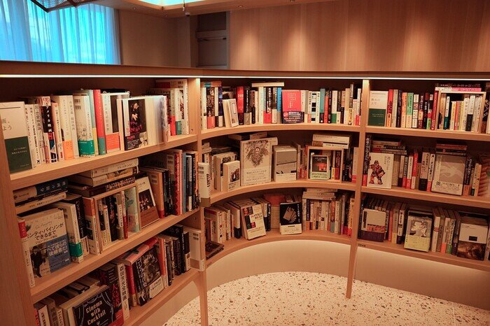 本と出会う場所：「BUNKITSU TOKYO」が創る新たな読書体験【アートな本屋探訪】 - ウェルチル