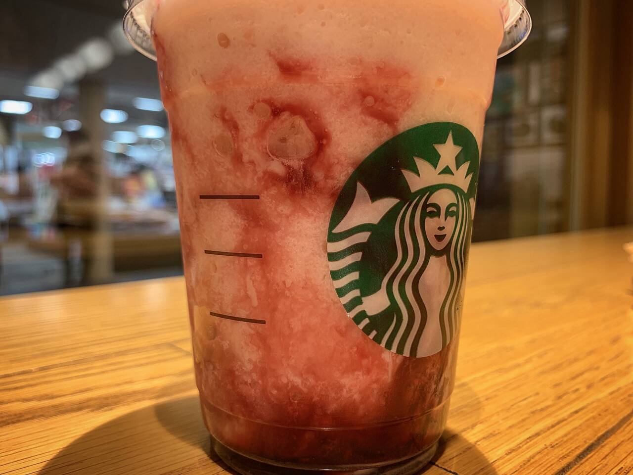 【スタバ最新レポ】幻想的で美しい!夜の桜をイメージした「さくらカシス ストロベリー 白玉 フラペチーノ」をレポートします! With