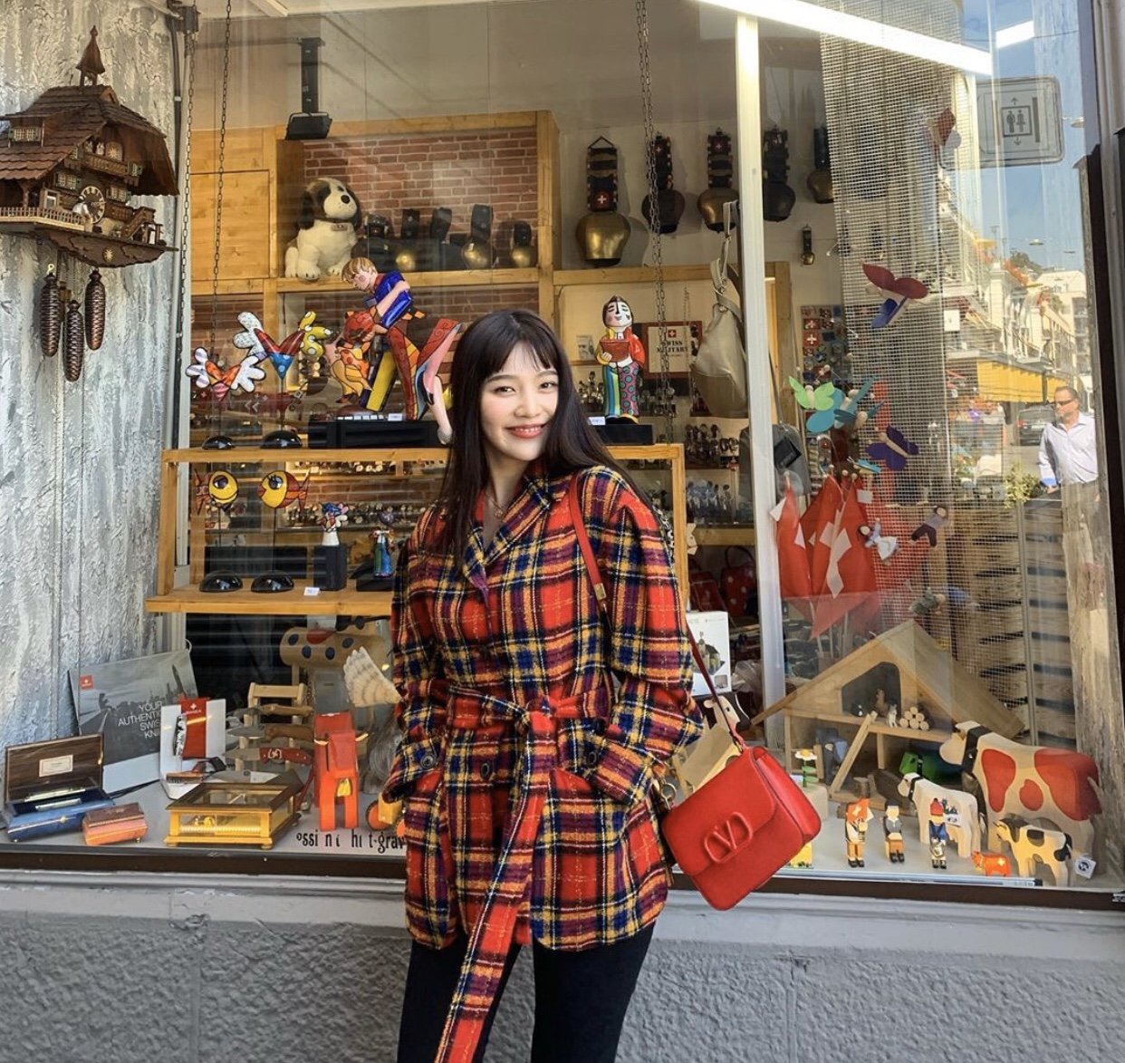 韓国アイドルたちのコーディネート教科書☆ 定番「黒パンツコーデ」を学ぼう！♡ - 韓国情報サイト Daon[ダオン]