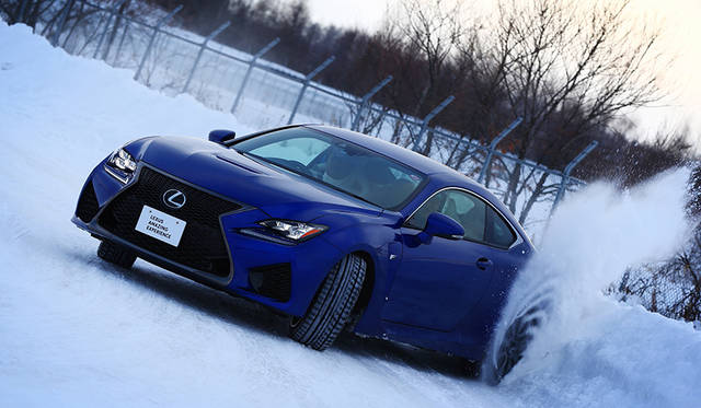 北海道の特設雪上コースに挑むドライビングレッスン｜LEXUS ギャラリー - Web Magazine OPENERS(ウェブマガジン オウプナーズ)