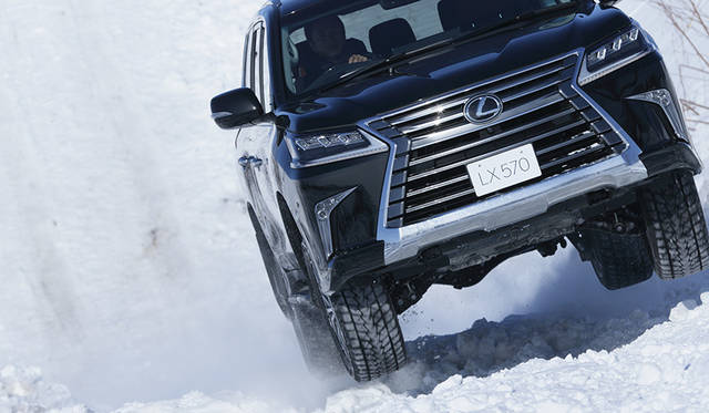 北海道の特設雪上コースに挑むドライビングレッスン｜LEXUS ギャラリー - Web Magazine OPENERS(ウェブマガジン オウプナーズ)