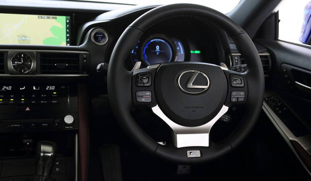 マイナーチェンジを受けた新型レクサス ISに試乗｜LEXUS ギャラリー - Web Magazine OPENERS(ウェブマガジン オウプナーズ)