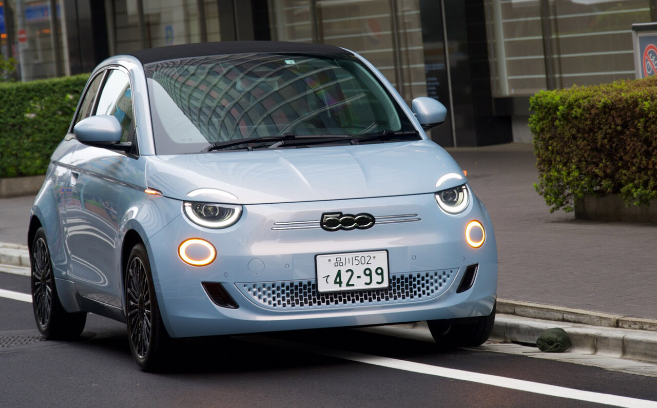 フィアット500eに試乗──アイコニックなデザインを受け継いだフィアット初のBEVの走りとは？｜FIAT - Web Magazine OPENERS(ウェブマガジン オウプナーズ)