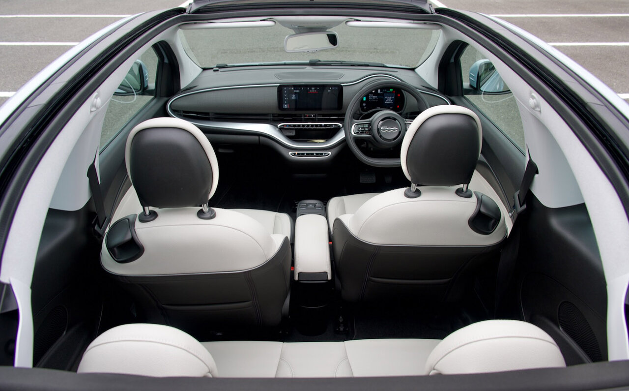 フィアット500eに試乗──アイコニックなデザインを受け継いだフィアット初のBEVの走りとは？｜FIAT - Web Magazine OPENERS(ウェブマガジン オウプナーズ)