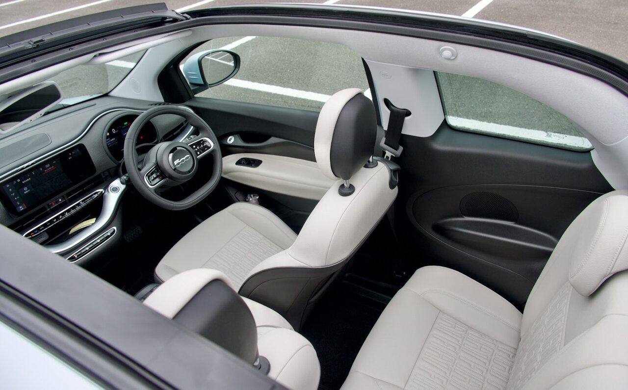 フィアット500eに試乗──アイコニックなデザインを受け継いだフィアット初のBEVの走りとは？｜FIAT - Web Magazine OPENERS(ウェブマガジン オウプナーズ)