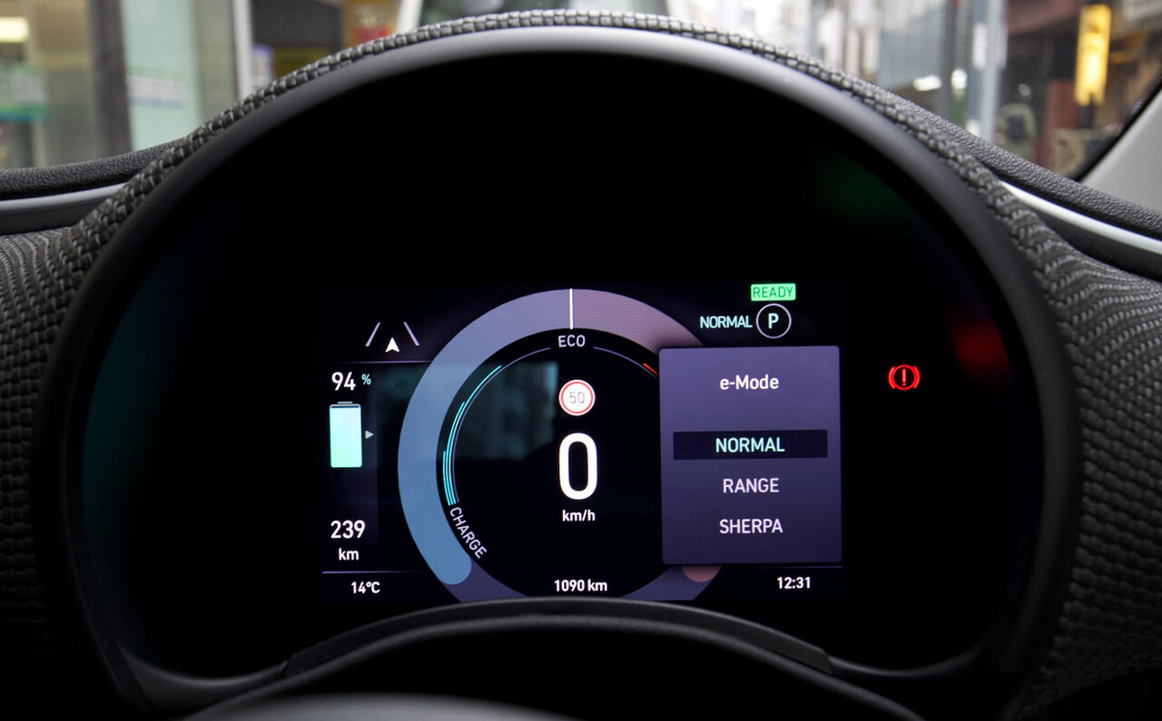 フィアット500eに試乗──アイコニックなデザインを受け継いだフィアット初のBEVの走りとは？｜FIAT - Web Magazine OPENERS(ウェブマガジン オウプナーズ)