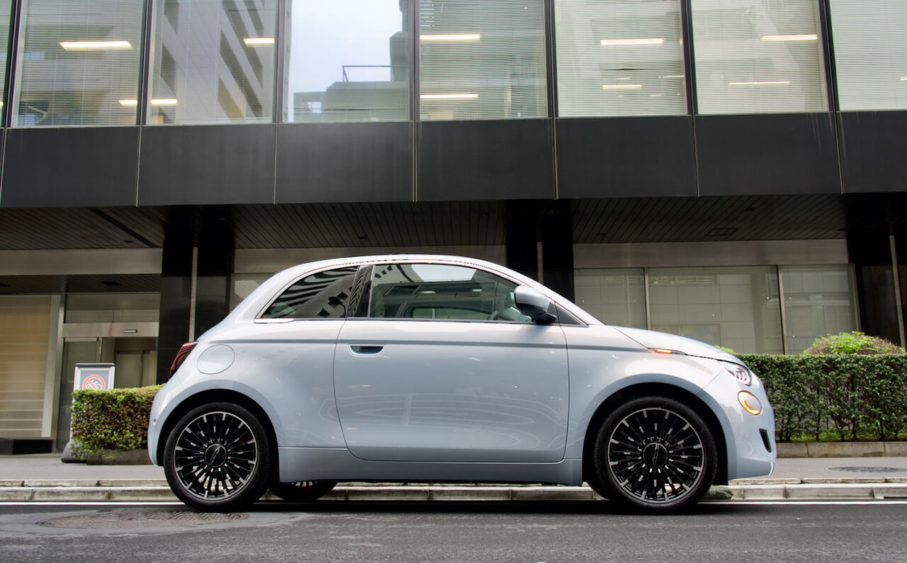 フィアット500eに試乗──アイコニックなデザインを受け継いだフィアット初のBEVの走りとは？｜FIAT - Web Magazine OPENERS(ウェブマガジン オウプナーズ)