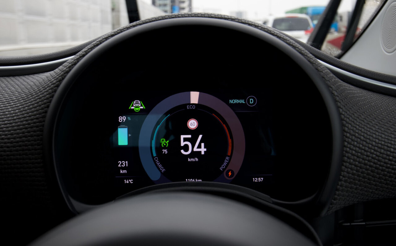 フィアット500eに試乗──アイコニックなデザインを受け継いだフィアット初のBEVの走りとは？｜FIAT - Web Magazine OPENERS(ウェブマガジン オウプナーズ)