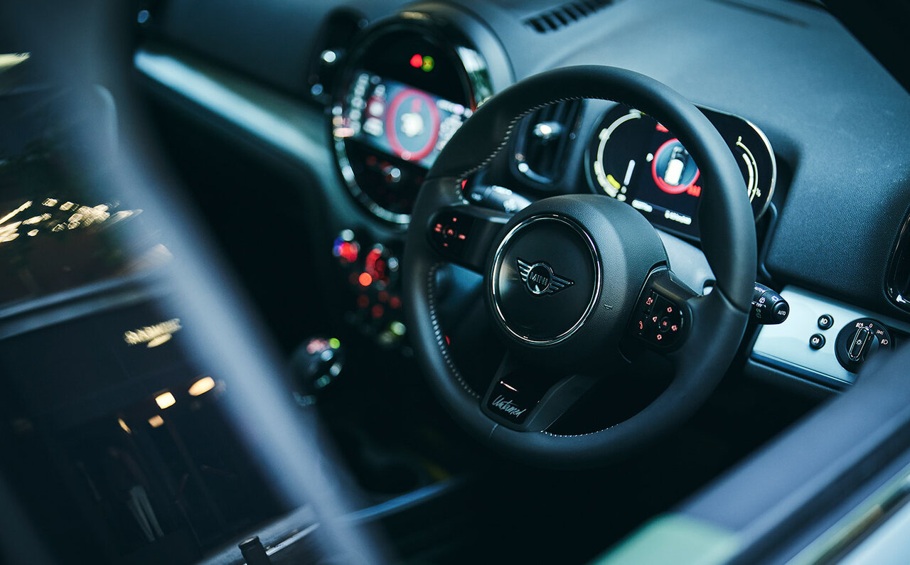 モータージャーナリスト 小沢コージが語る、MINI CROSSOVER PHEVの魅力｜MINI - Web Magazine OPENERS ...