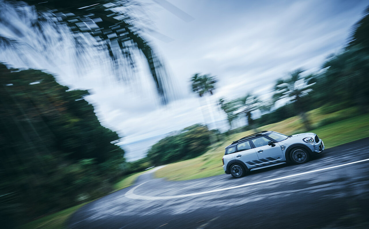 モータージャーナリスト 小沢コージが語る、MINI CROSSOVER PHEVの魅力｜MINI - Web Magazine OPENERS(ウェブマガジン オウプナーズ)