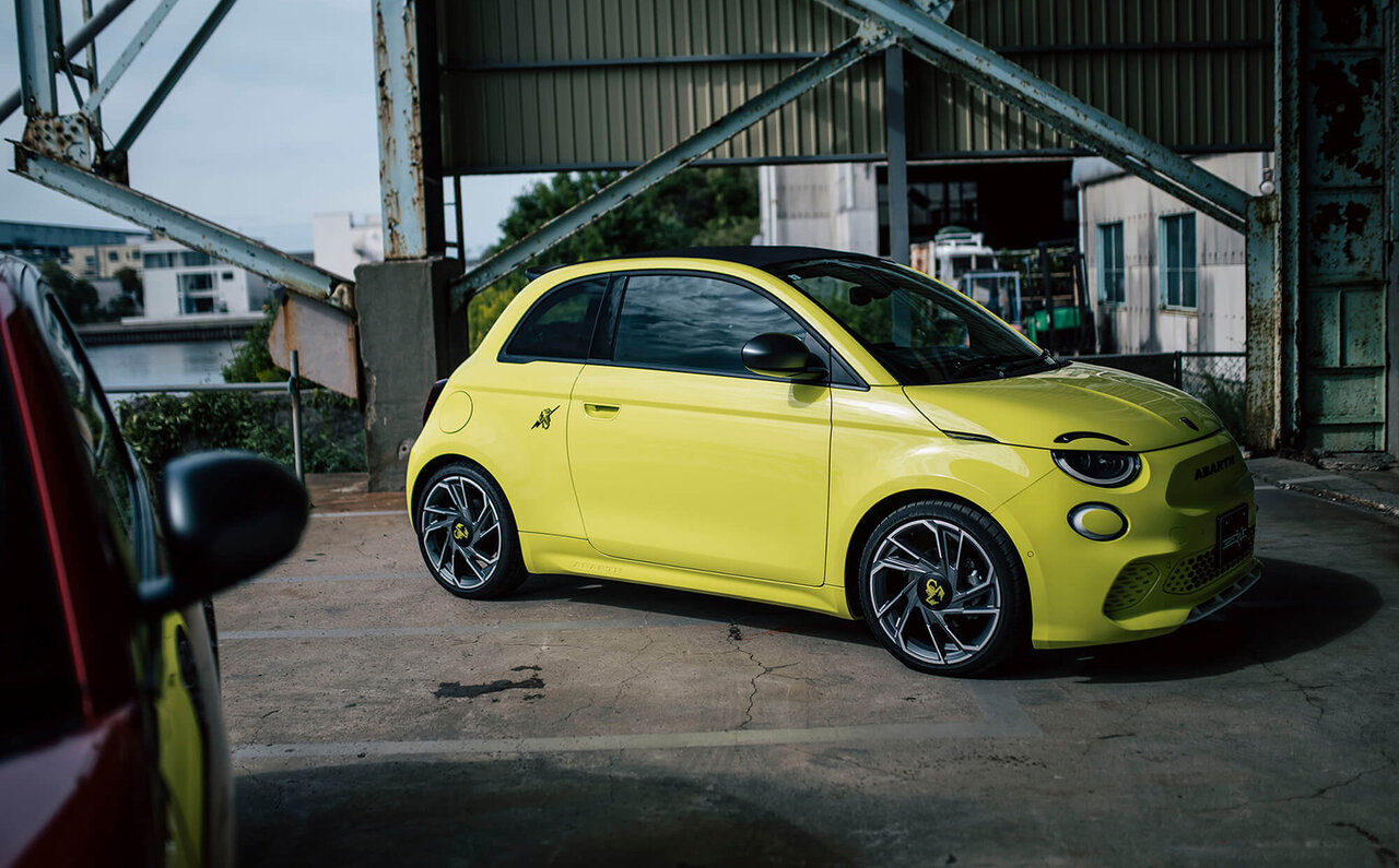 刺激的なエンジンサウンドを楽しめるアバルト初のBEV「アバルト500e」日本上陸｜Abarth - Web Magazine OPENERS(ウェブマガジン オウプナーズ)