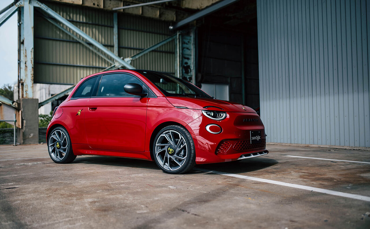 刺激的なエンジンサウンドを楽しめるアバルト初のBEV「アバルト500e」日本上陸｜Abarth - Web Magazine OPENERS(ウェブマガジン オウプナーズ)