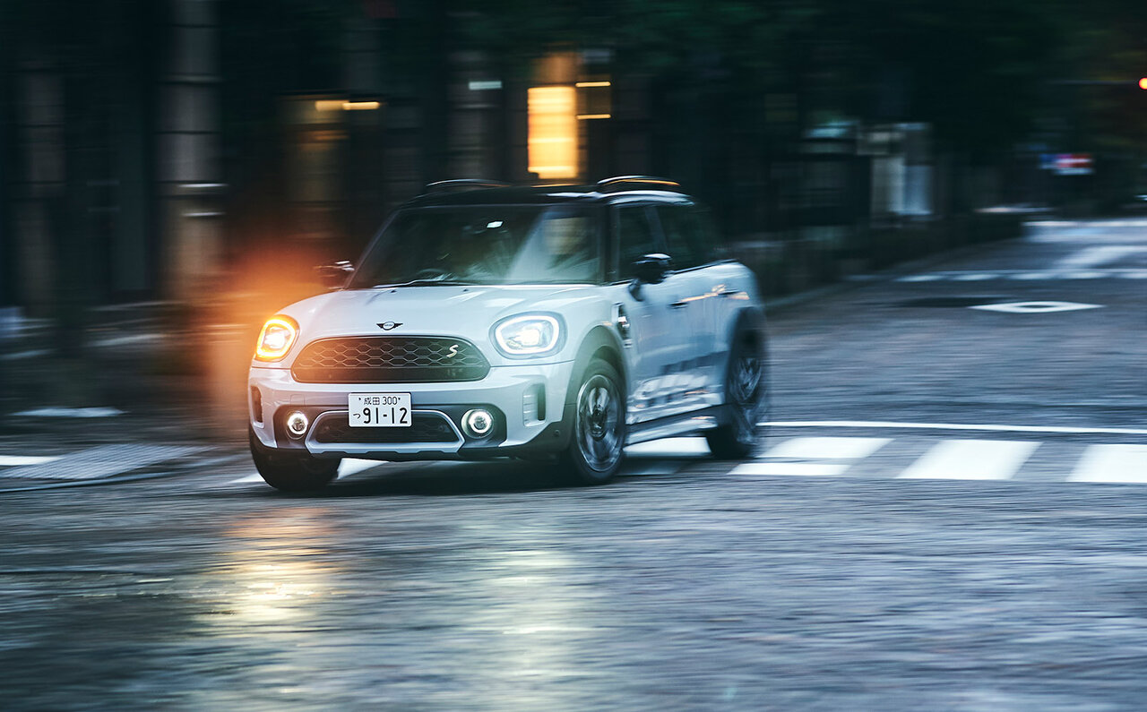 モータージャーナリスト 小沢コージが語る、MINI CROSSOVER PHEVの魅力｜MINI - Web Magazine OPENERS(ウェブマガジン オウプナーズ)