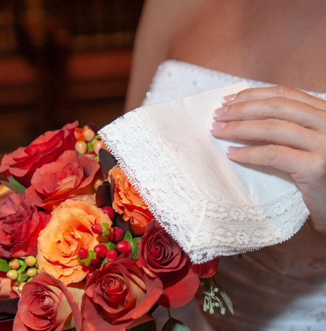 ブライダルハンカチとは？使い方や選び方のポイント、おすすめデザインも紹介 - festaria journal