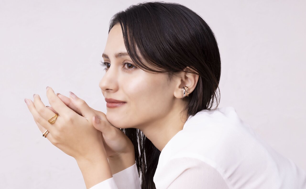 指輪の重ね付けでおしゃれ上級者に！バランスを取るコツ、コーディネート例を紹介 - festaria journal