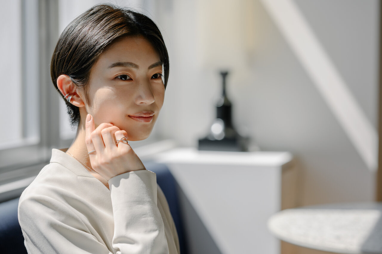 オフィスカジュアルにも使える！オフィスでも彩りを添えるジュエリー - festaria journal