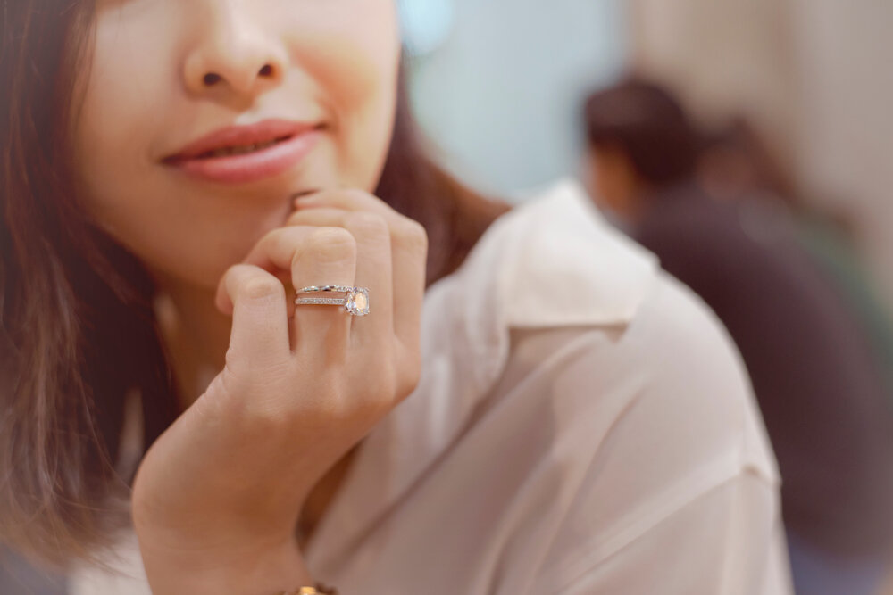 婚約指輪を着けるタイミングはいつ？結婚後にも身に着けるポイント - festaria journal