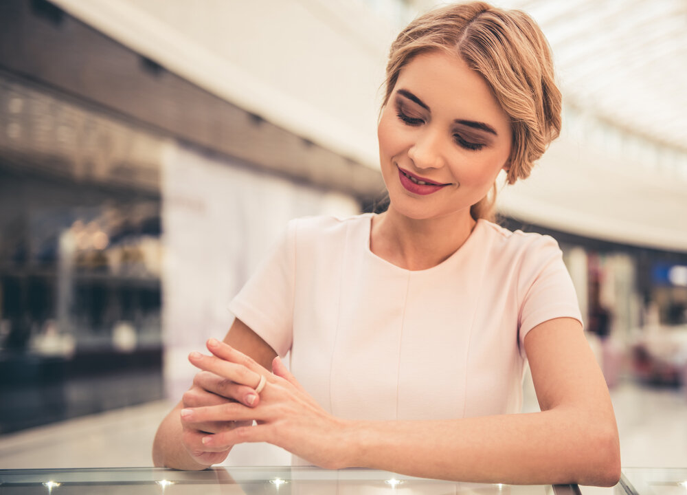 婚約指輪・結婚指輪のおひとり下見はアリ？気を付けたいポイントを解説 - festaria journal