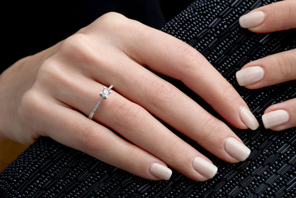 薬指の指輪の意味は？左右の手や男女の意味の違いを紹介 - festaria journal